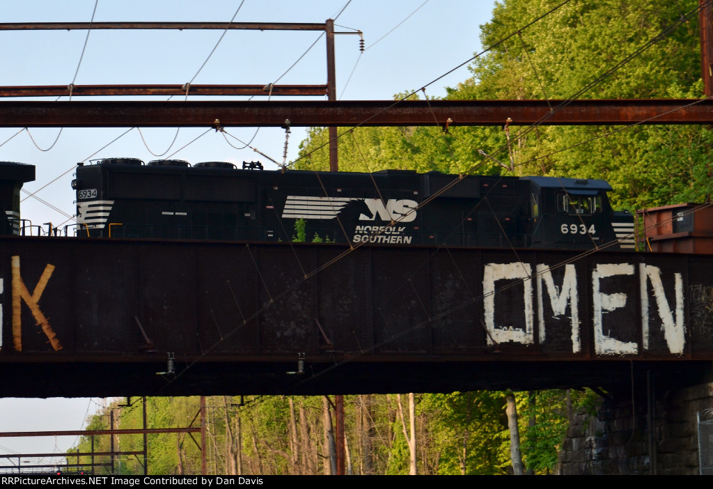 NS SD60E 6934 fourth out on 17G